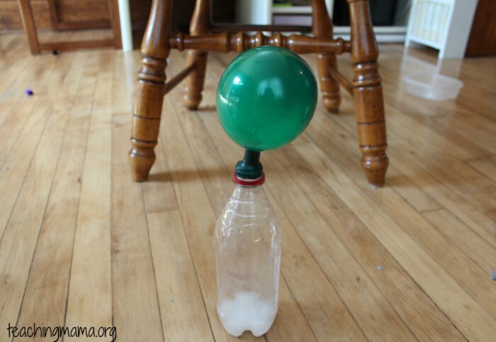 Fizzy Fun! {5 Baking Soda Experiments} - Teaching Mama